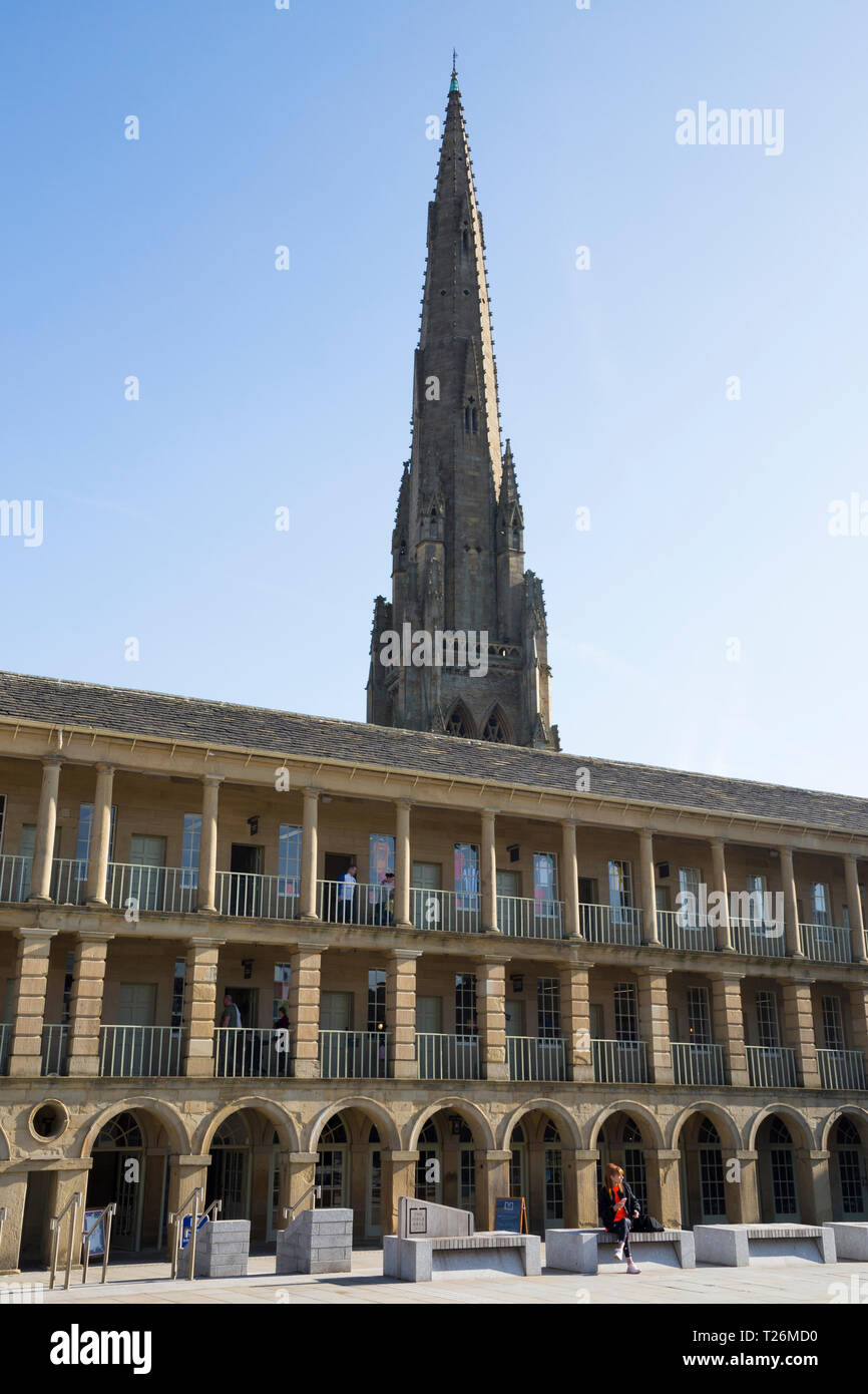 The colonnades / colonnade / balcony / balconies of The Piece Hall ...