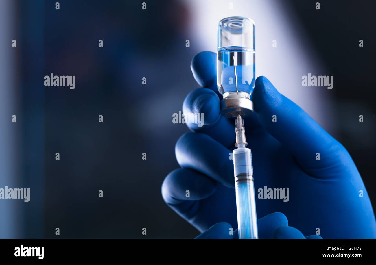 Hand holds syringe and injection Stock Photo - Alamy