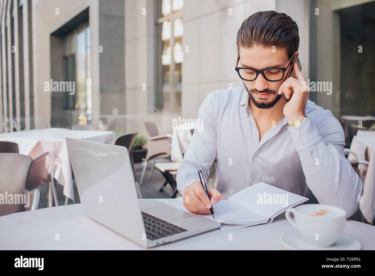 Student making notes outside hi-res stock photography and images - Alamy