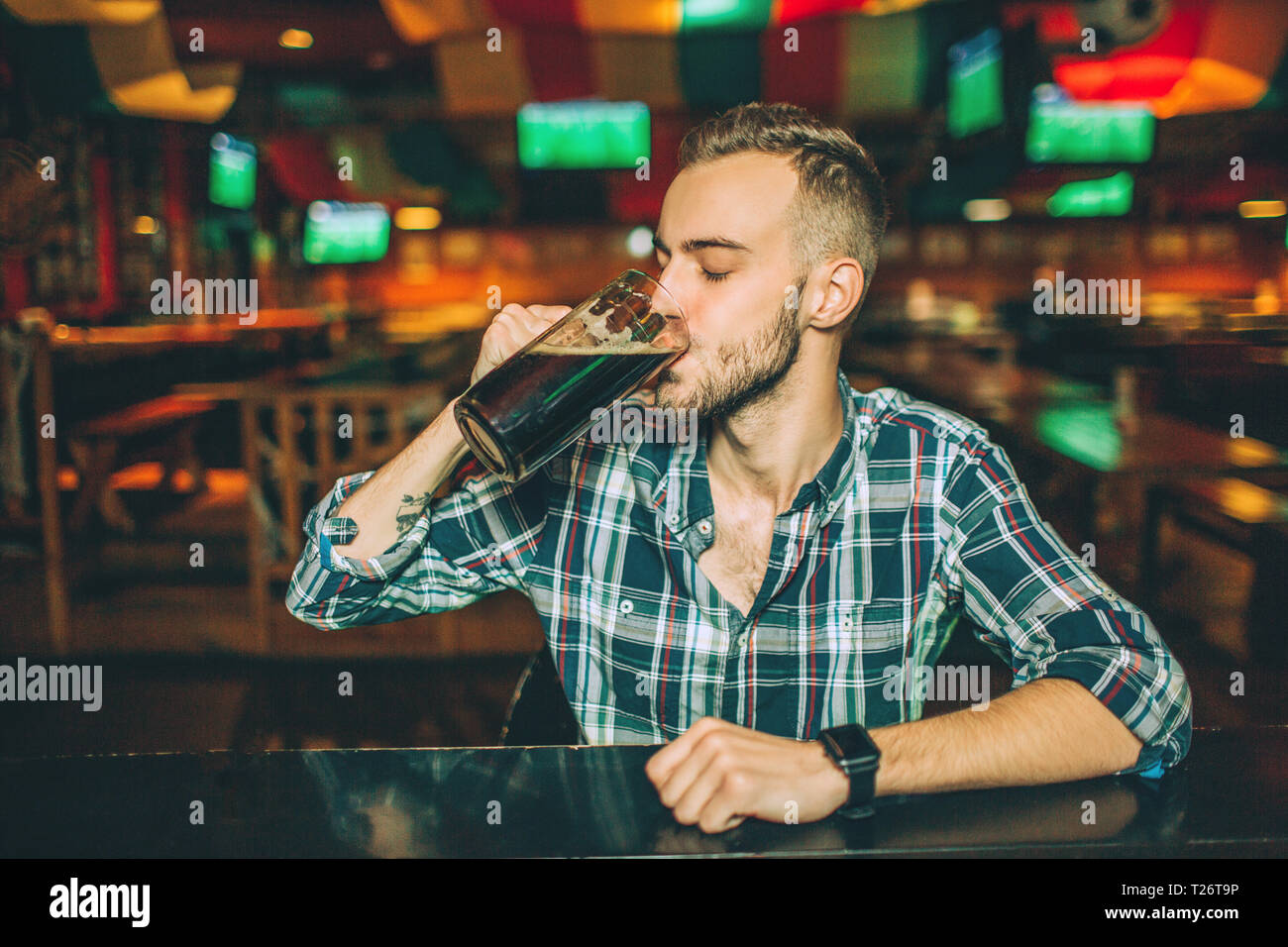 Lonely man in pub hi-res stock photography and images - Alamy