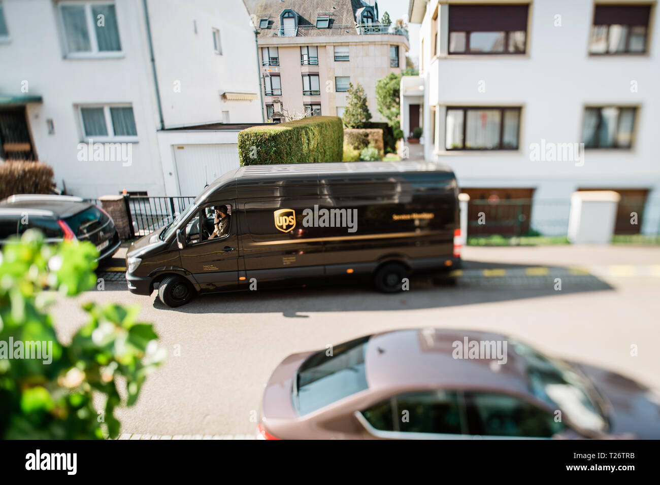 Delivery man uniform ups hi-res stock photography and images - Alamy