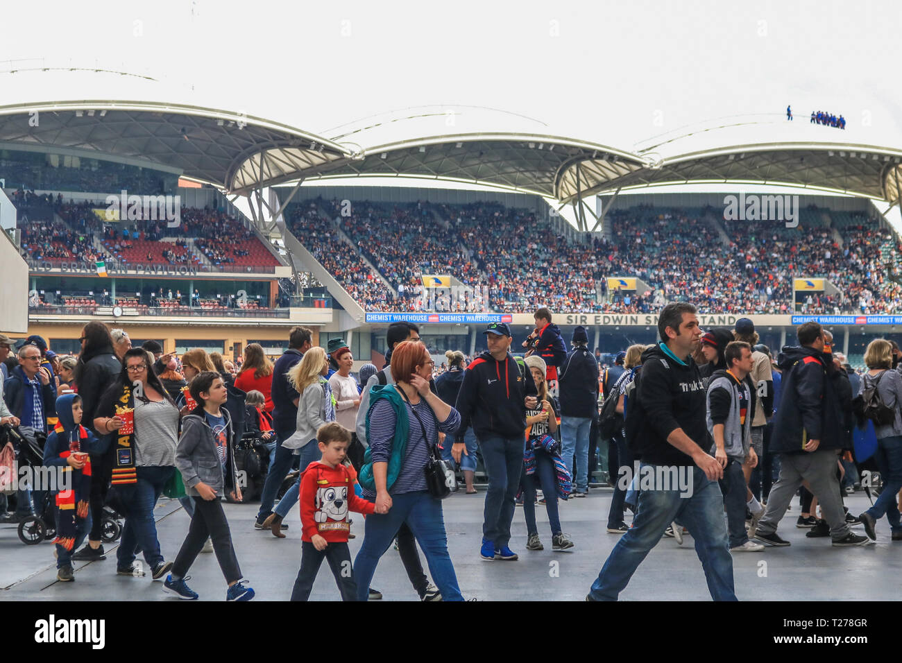 Female australian football league hi-res stock photography and images ...