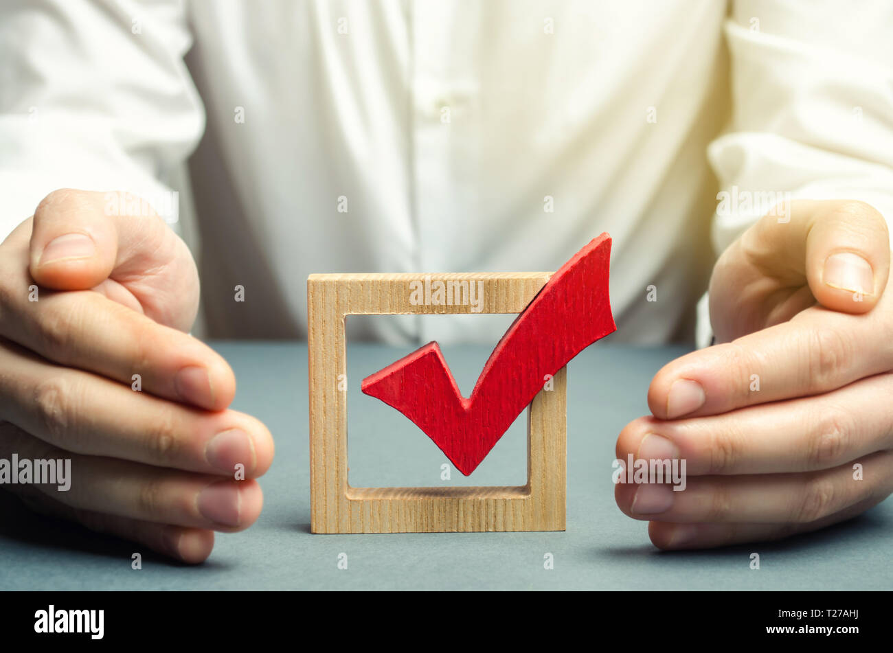 Tick cross checklist vote voting hi-res stock photography and images ...