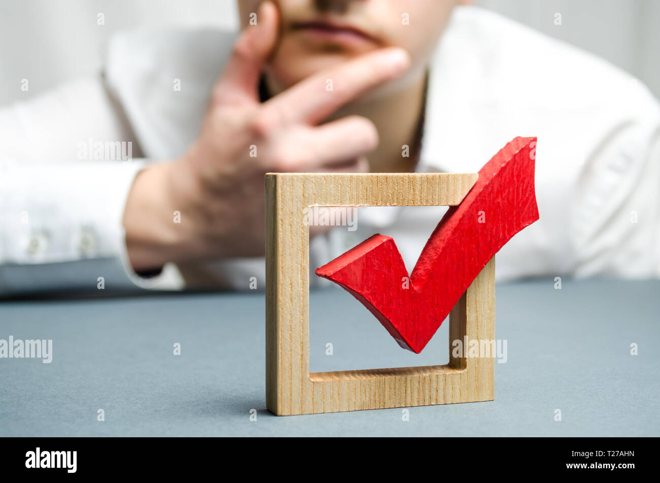 Tick cross checklist vote voting hi-res stock photography and images ...