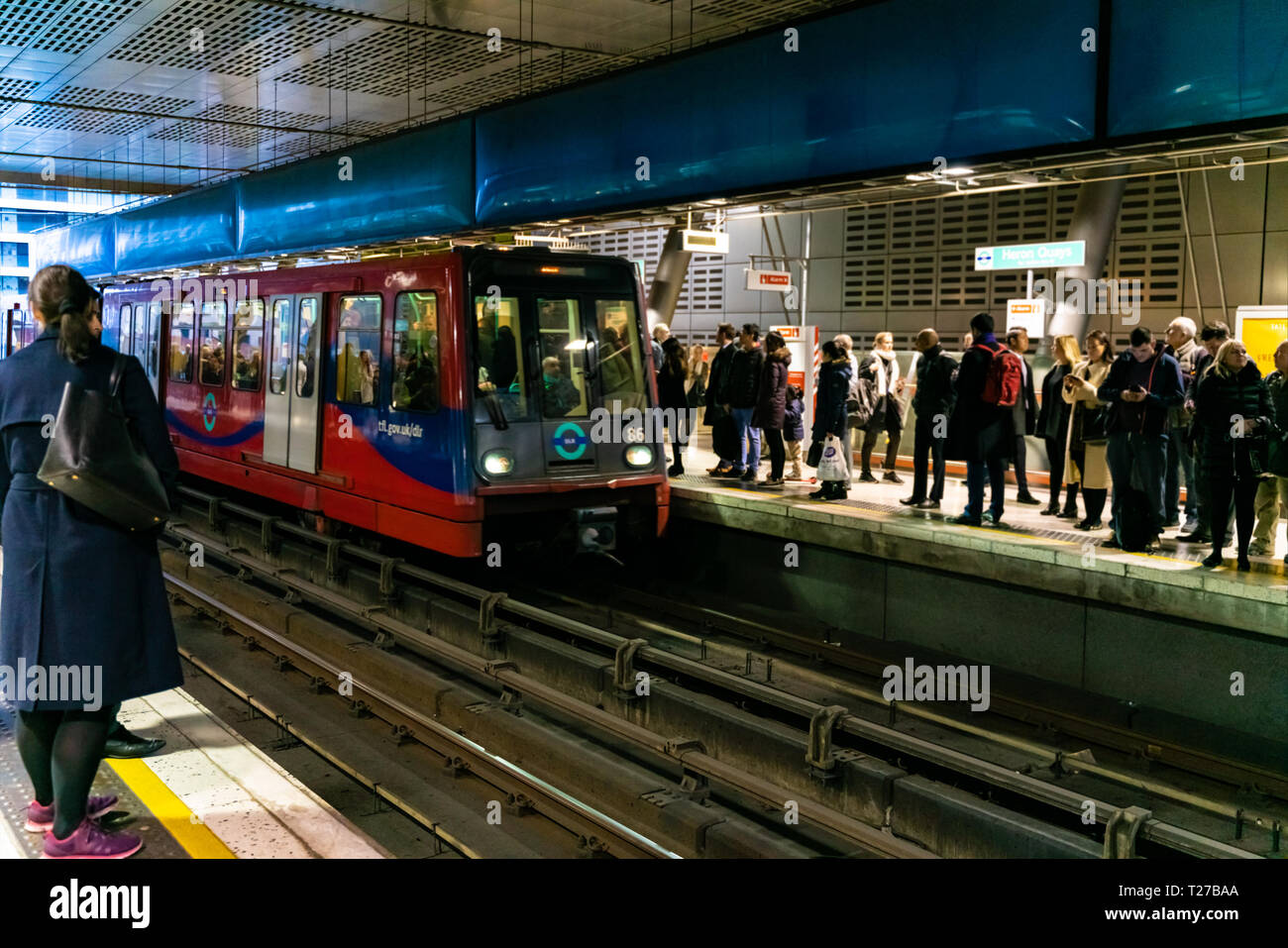Business man walk canary wharf hi-res stock photography and images - Alamy