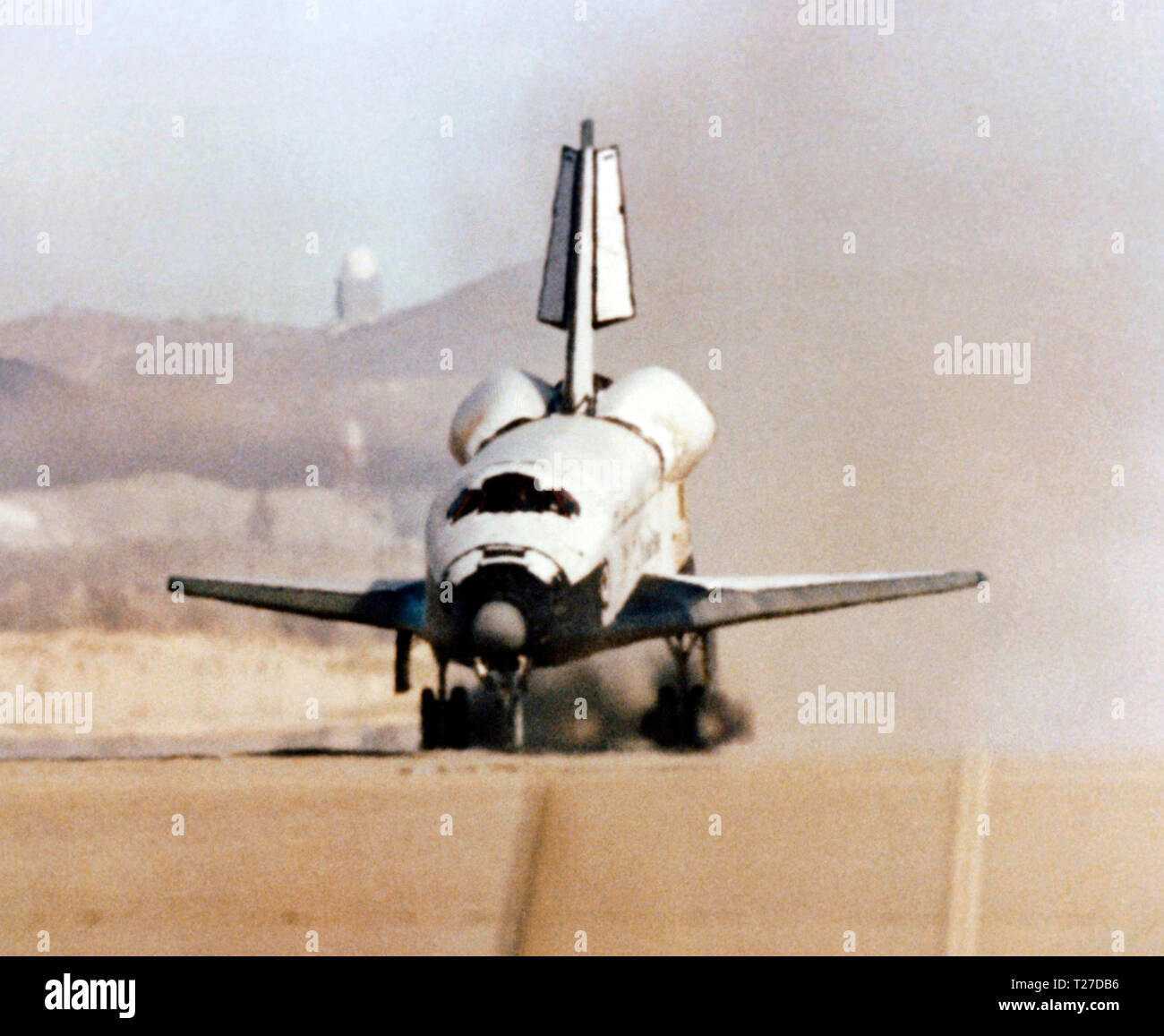 The Space Shuttle Columbia touches down on lakebed runway 23 at Edwards ...