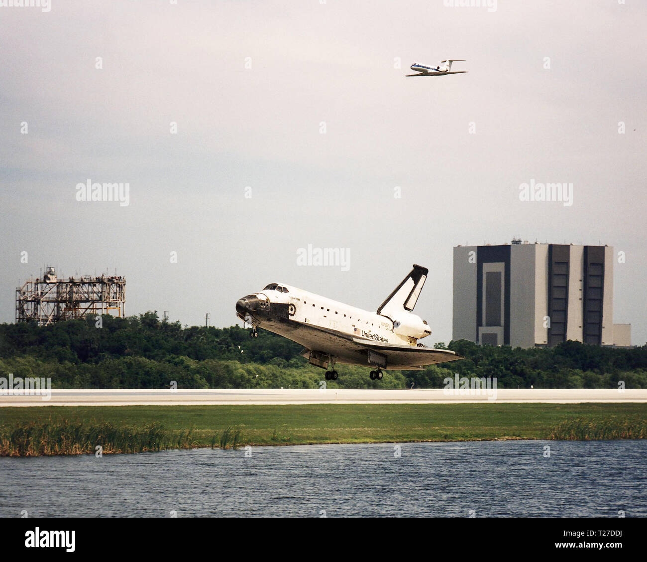 Space shuttle touch down hi-res stock photography and images - Alamy