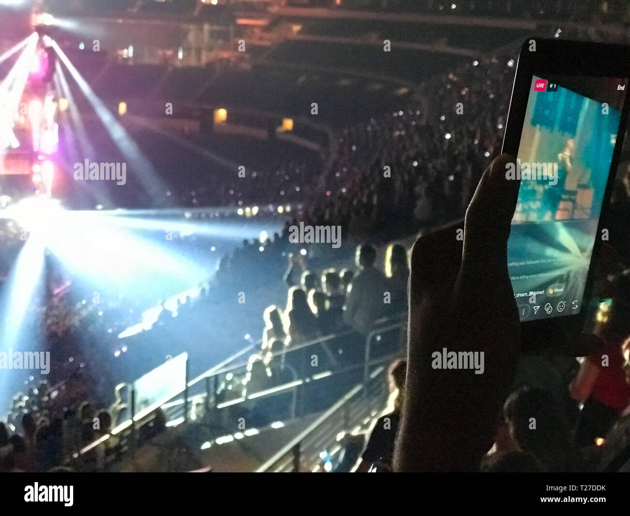 Hand smartphone fan hi-res stock photography and images - Alamy