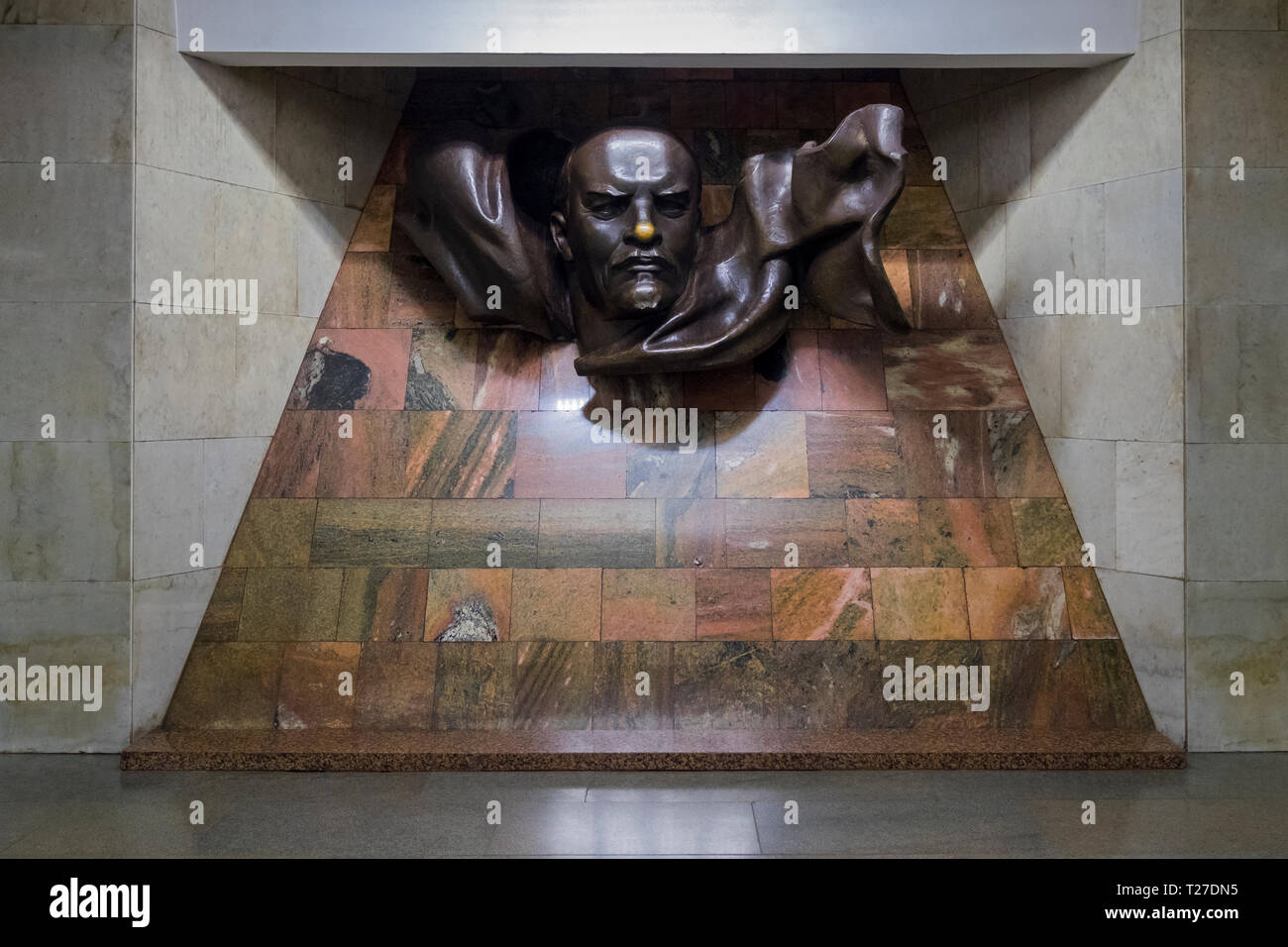 Lenin sculpture in the passageway under Independence Square in Minsk ...