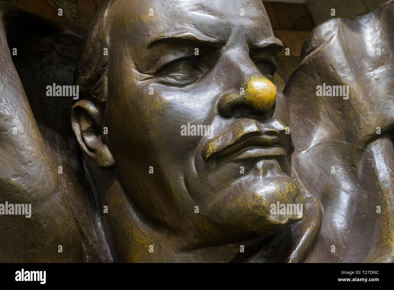 Lenin sculpture in the passageway under Independence Square in Minsk ...