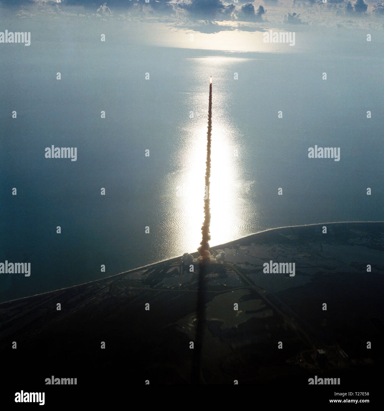 Aerial view space shuttle launch hi-res stock photography and images ...