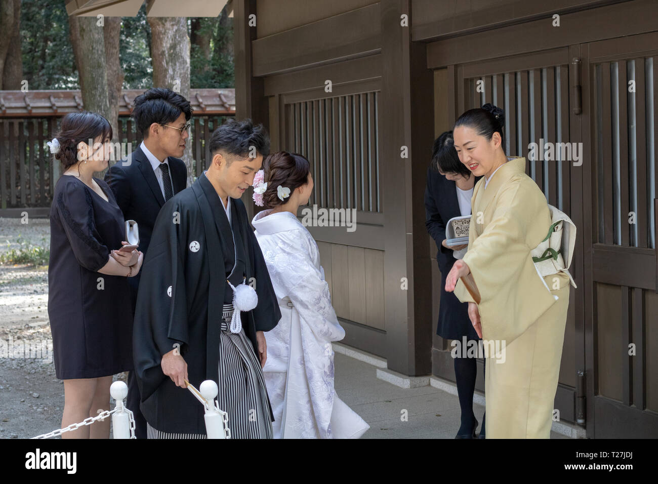 Japanese traditional wedding attire hi-res stock photography and images ...