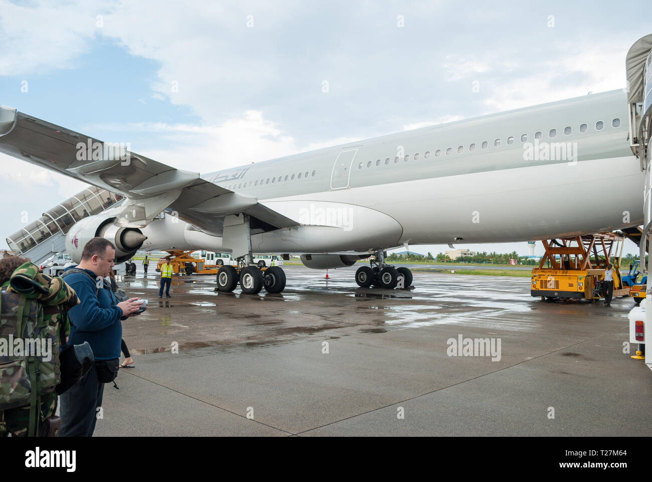 people disembarking from a plane, Male international airport Stock ...