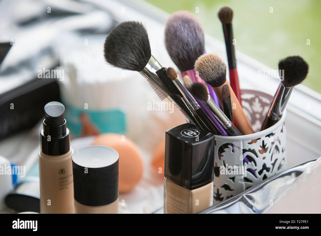 Set of brushes and cosmetic Stock Photo - Alamy