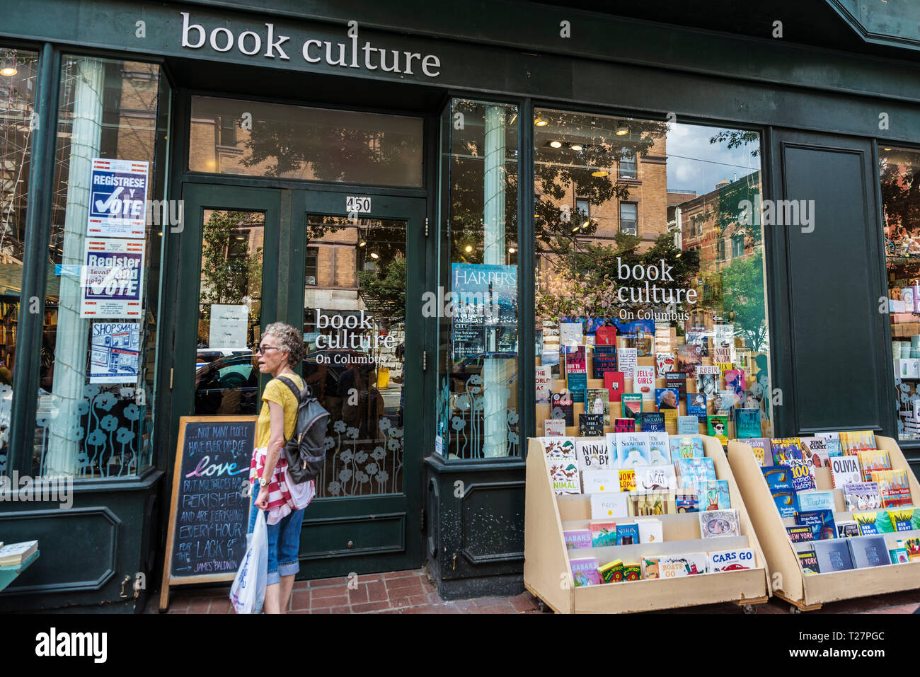 Book store front hi-res stock photography and images - Alamy
