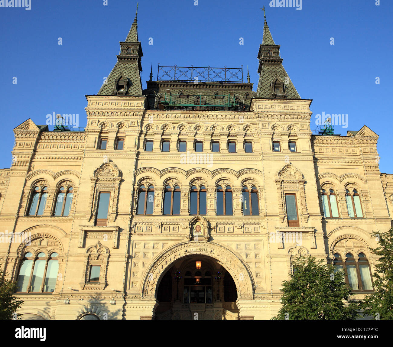 gum building on Moscow kremlin red square Stock Photo - Alamy