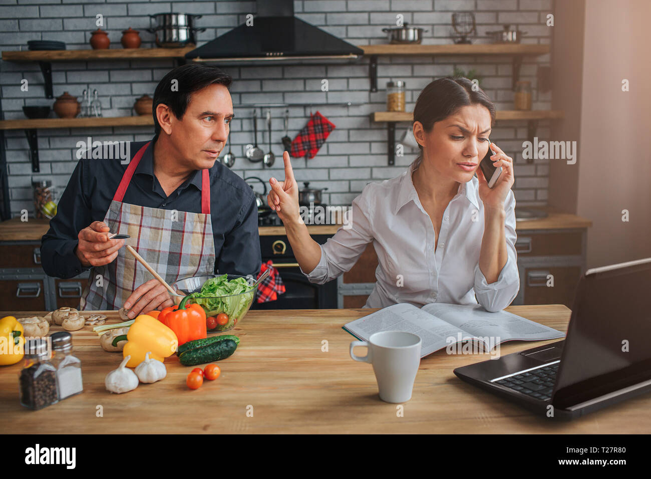 Couple talk table serious hi-res stock photography and images - Alamy