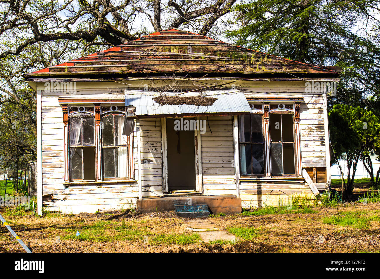 Abandoned Uninhabitable One Level Home Stock Photo - Alamy