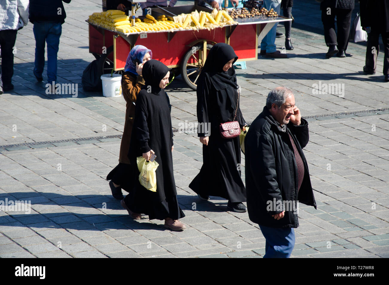 Arabic business man women talking hi-res stock photography and images ...