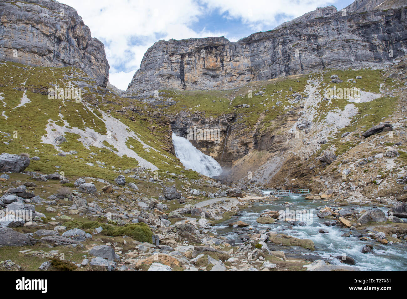 Horsetail Waterfall in Ordesa y Monte Perdido national park, Aragón ...