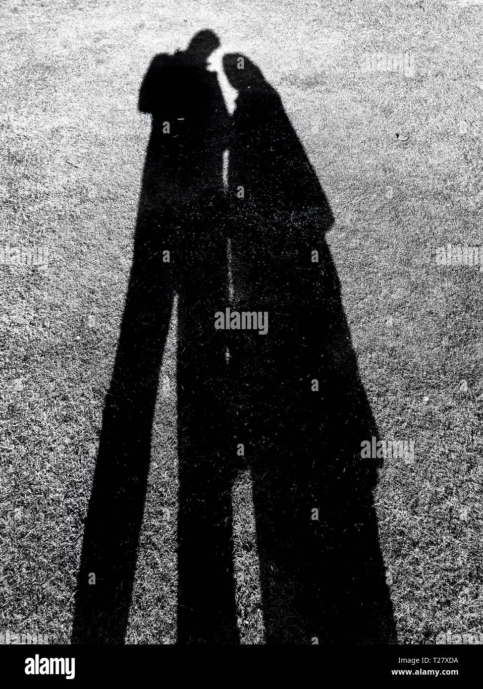 Shadow couple holding hands hi-res stock photography and images - Alamy