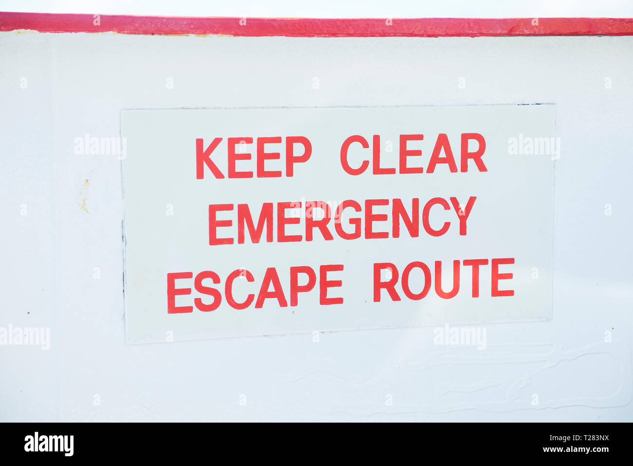 Emergency escape route sign Stock Photo - Alamy