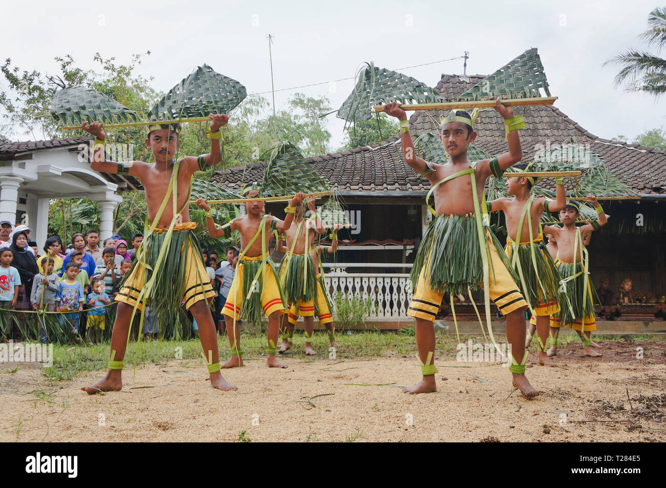 Traditional bamboo dance hi-res stock photography and images - Alamy