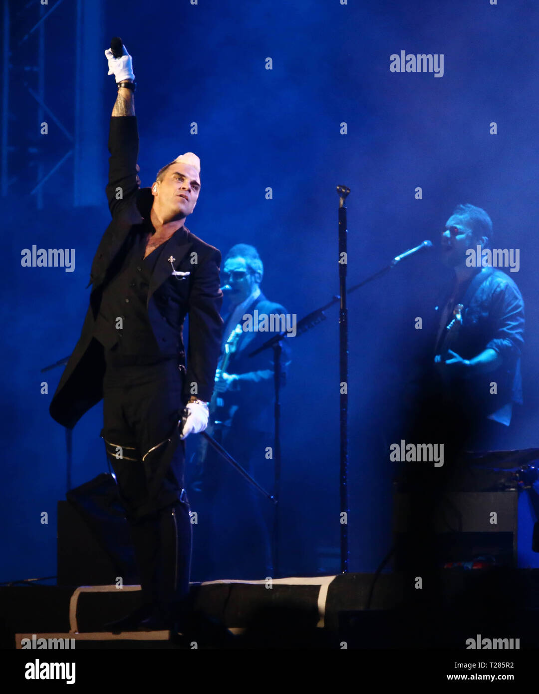 Robbie williams live performance hi-res stock photography and images ...