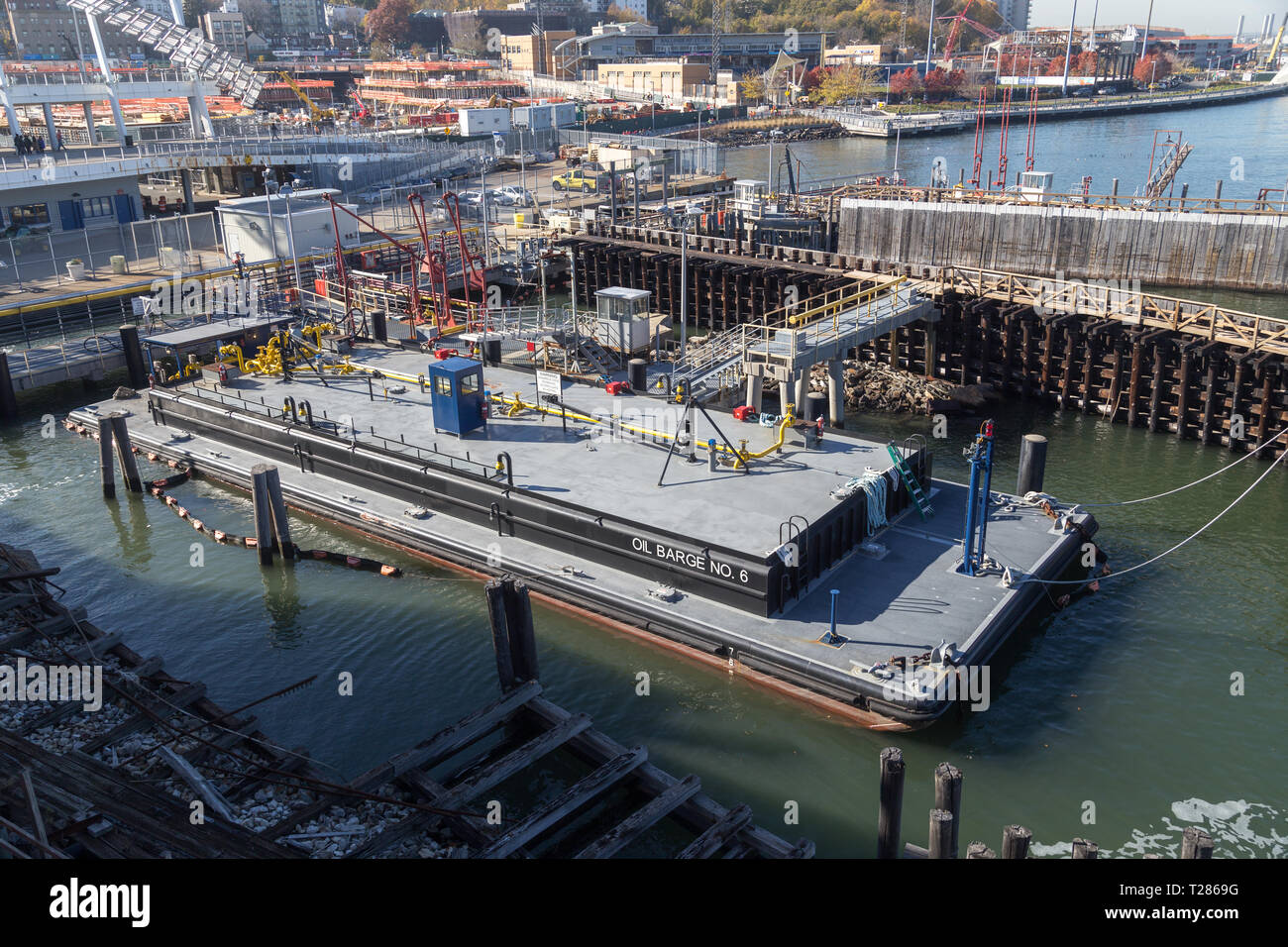 Oil tank barge hi-res stock photography and images - Alamy