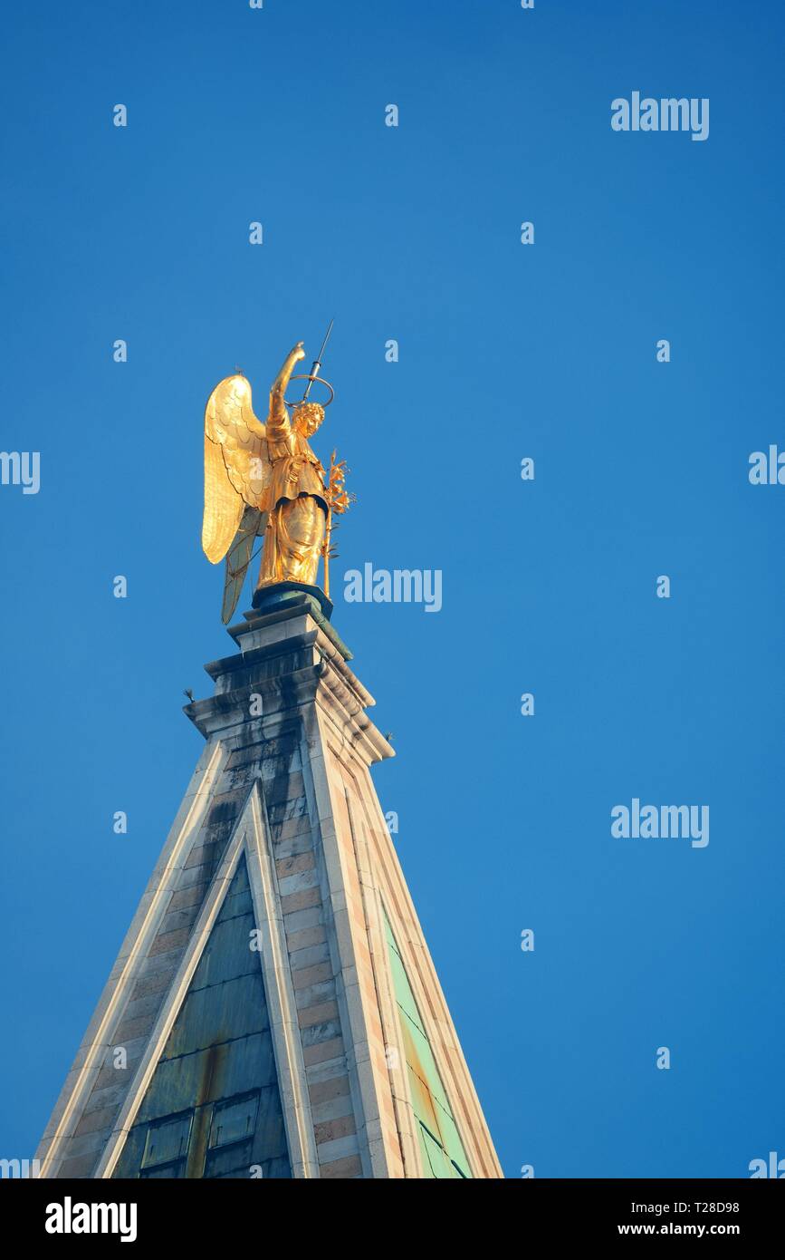 Angel statue on top building hi-res stock photography and images - Alamy