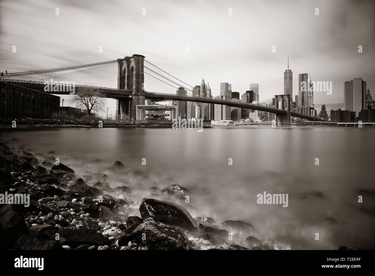 Pebble beach with Brooklyn Bridge and downtown Manhattan skyline in New ...