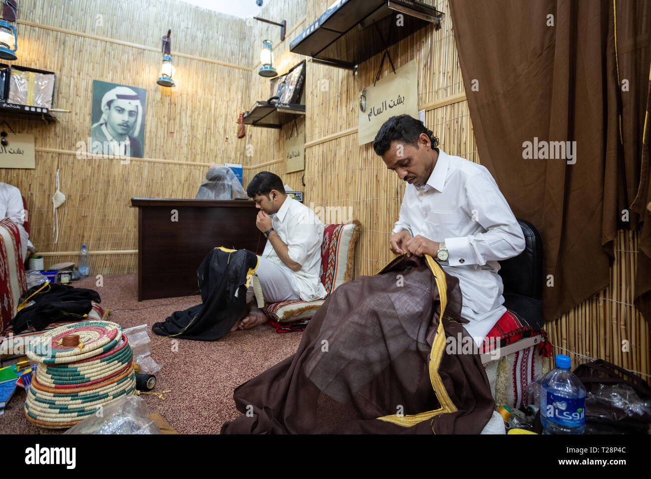 Qatari man souq waqif doha hi-res stock photography and images - Alamy
