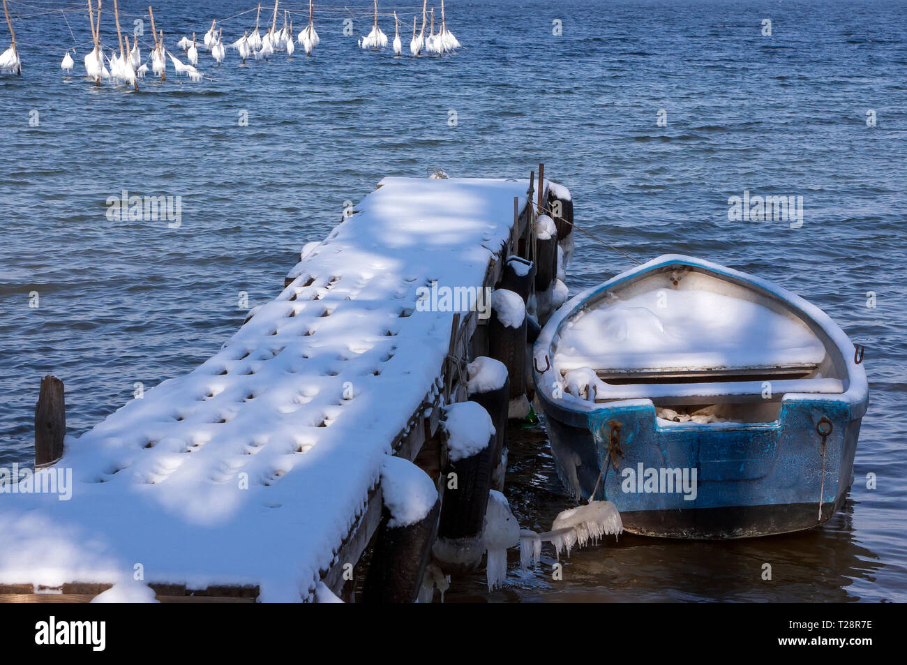 Snowy dock hi-res stock photography and images - Alamy