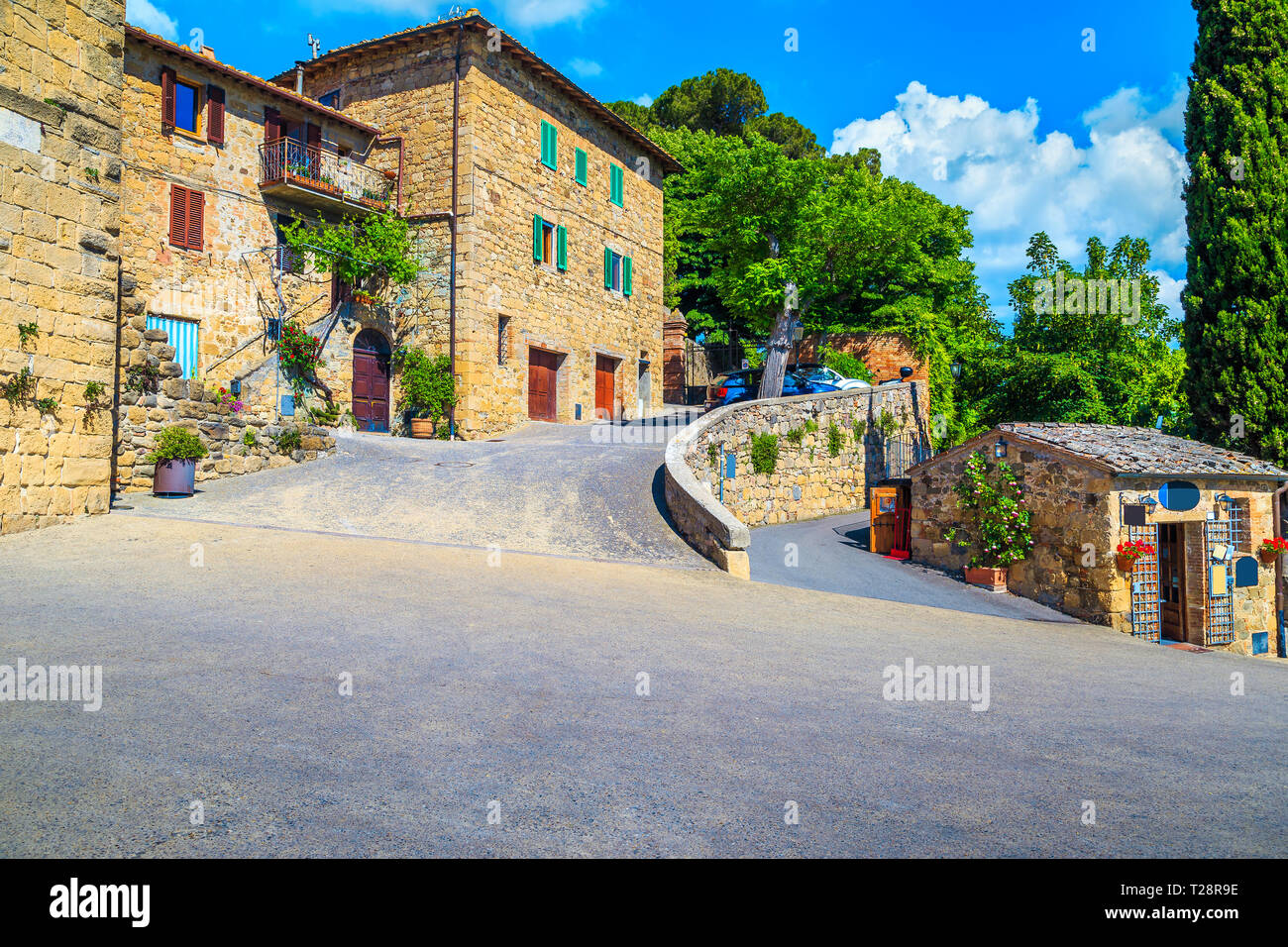 Tuscany stone architecture hi-res stock photography and images - Alamy