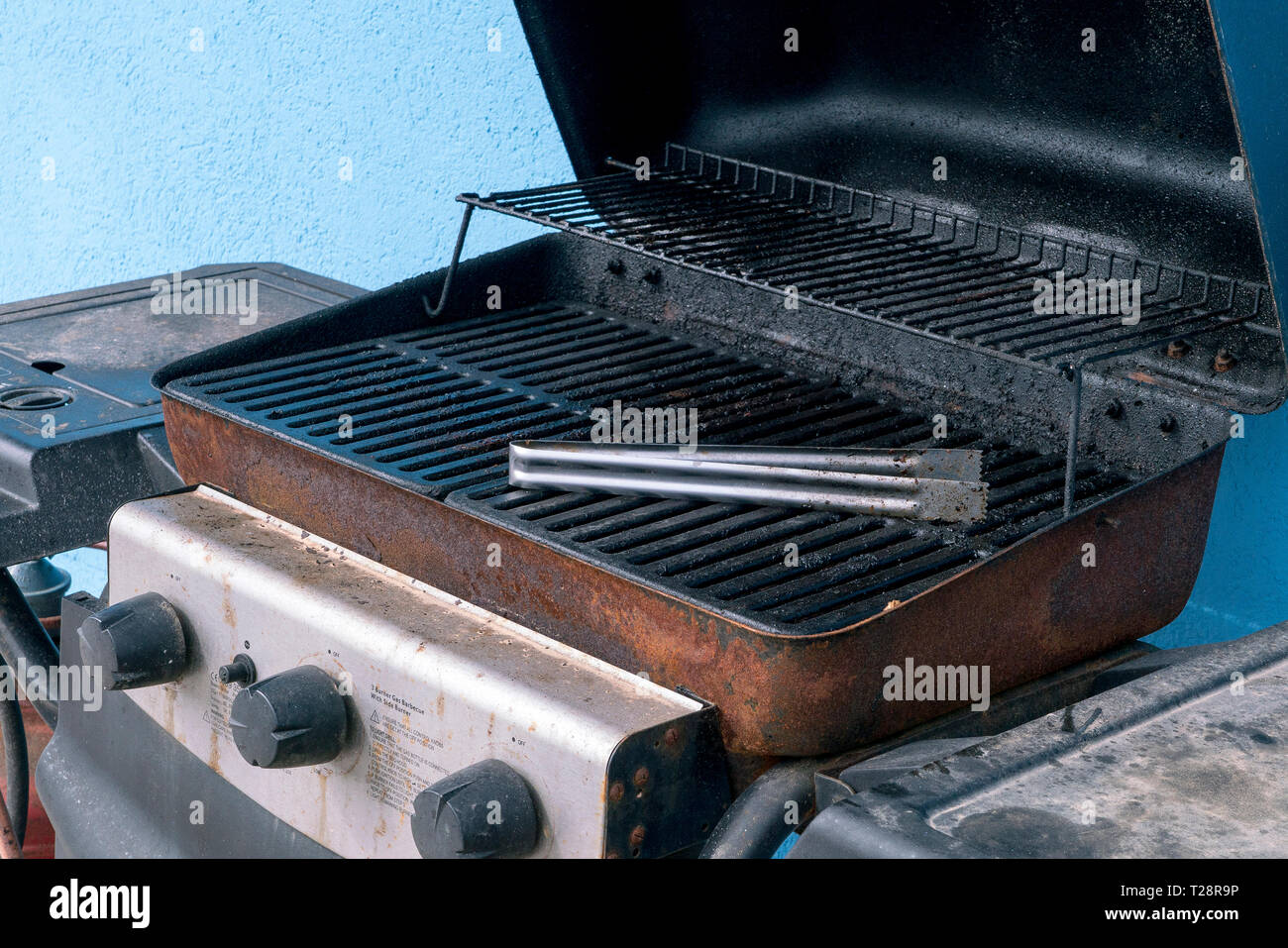 Empty gas barbecue Stock Photo - Alamy