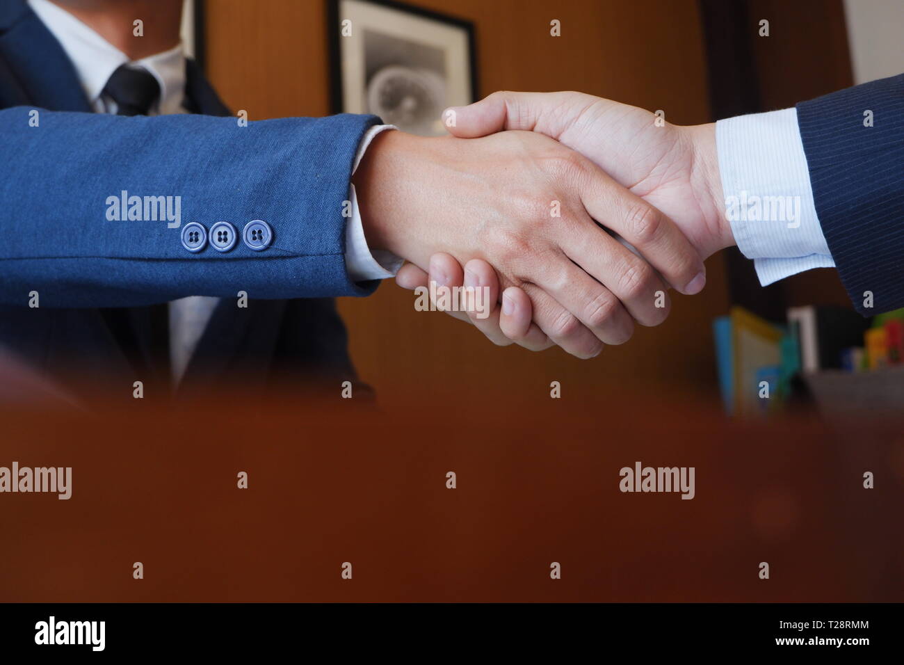 Businessman handshake hi-res stock photography and images - Alamy