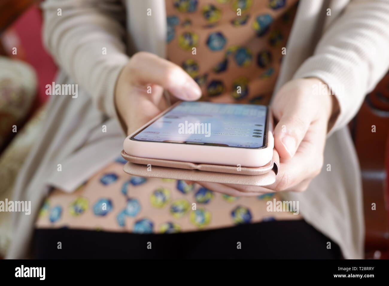 Messaging apps woman hi-res stock photography and images - Alamy