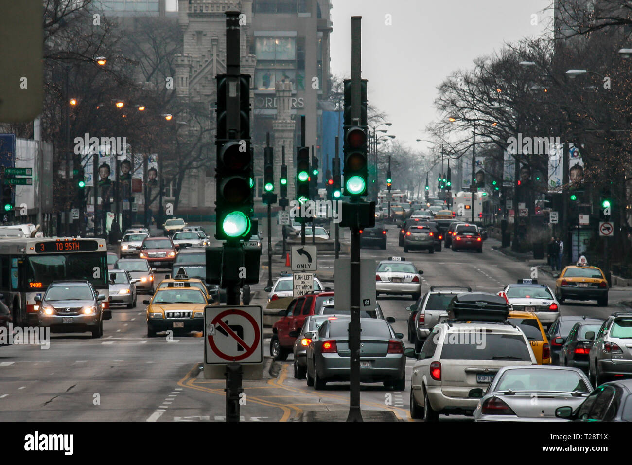 streets in Chicago, USA, with traffic lights and high traffic in ...
