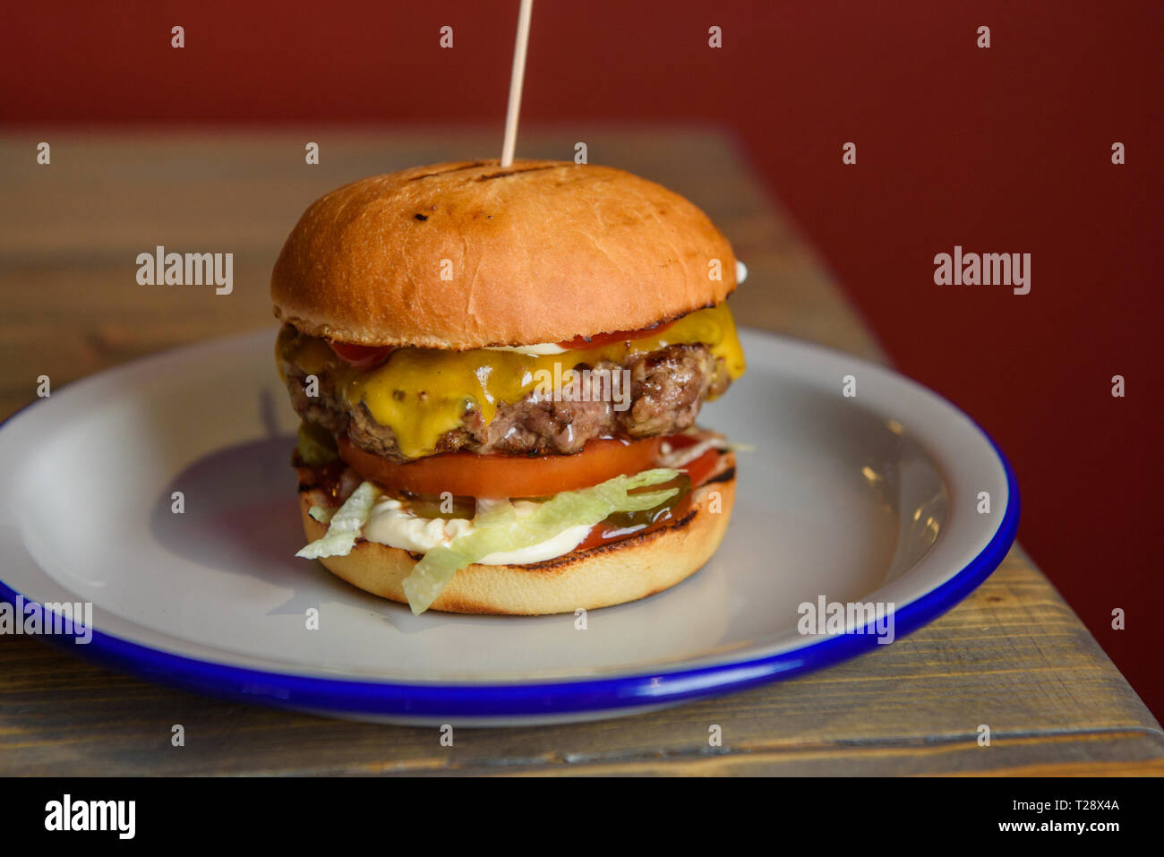 Burger on the plate hi-res stock photography and images - Alamy