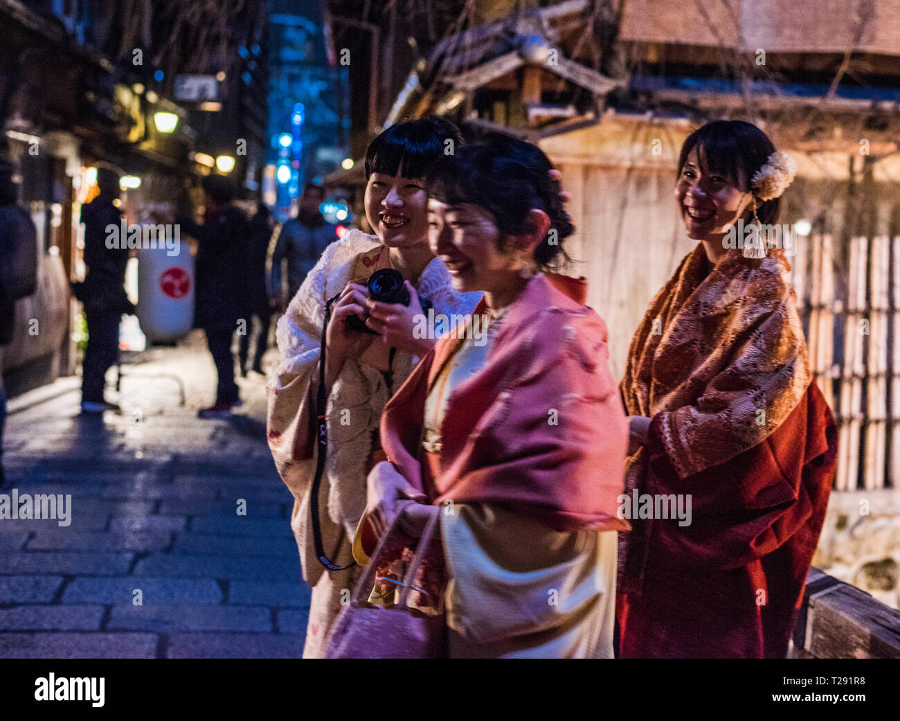 Japanese women traditional dress hi-res stock photography and images ...