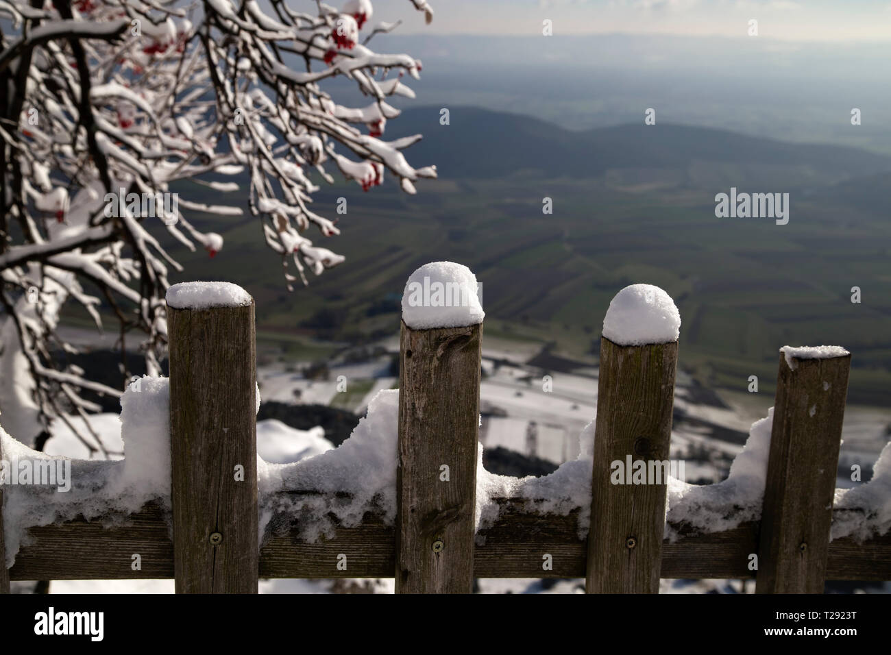 Snow covered fence hi-res stock photography and images - Alamy