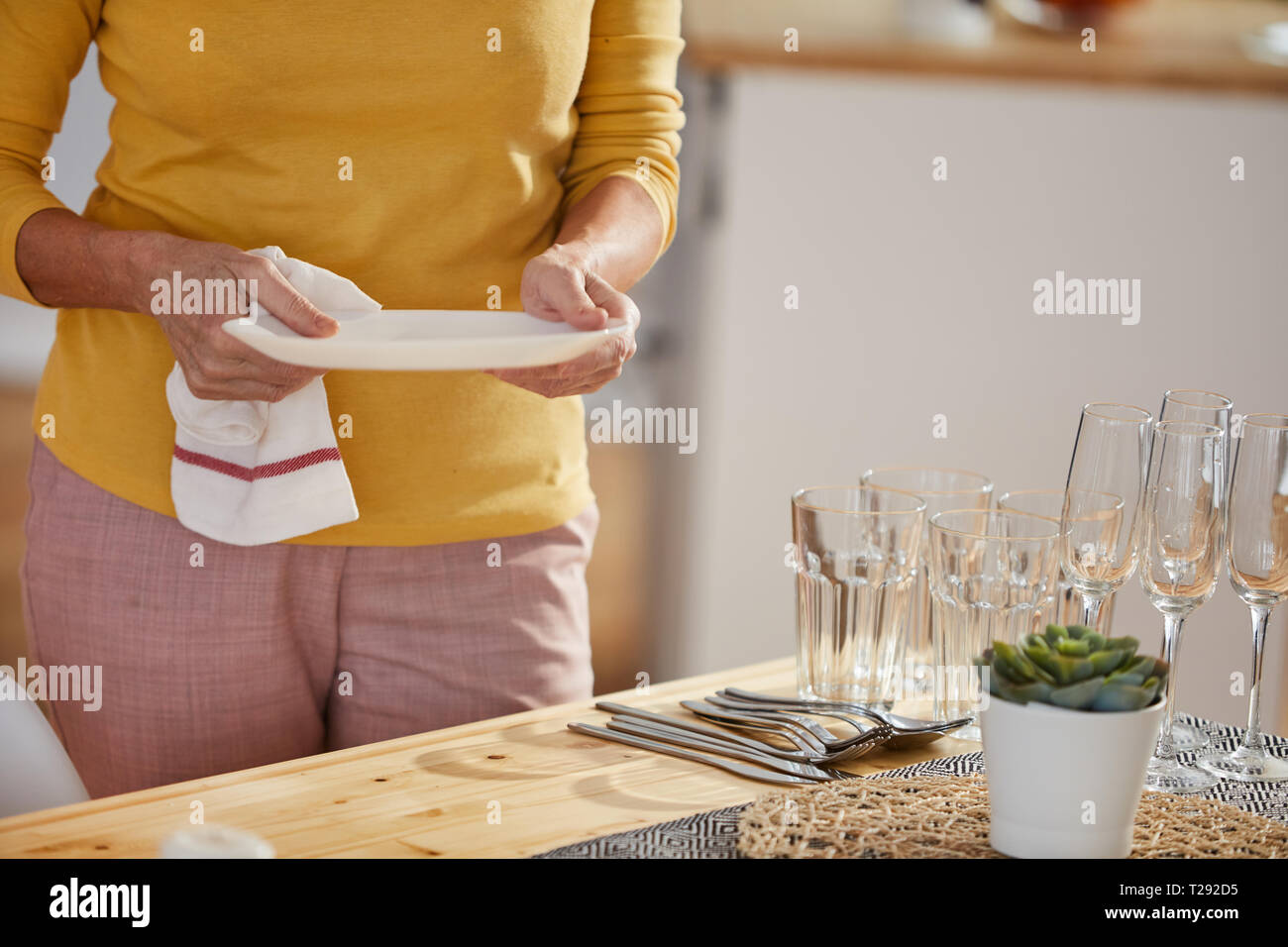 Lady serving woman hi-res stock photography and images - Alamy
