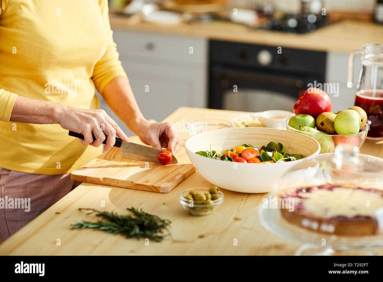 Greek woman cooking hi-res stock photography and images - Alamy