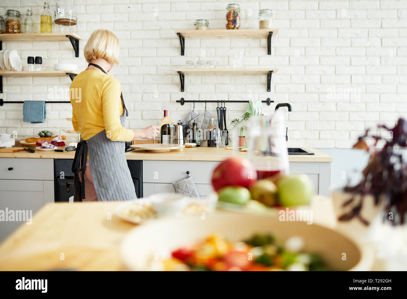 Cooking lady hi-res stock photography and images - Alamy