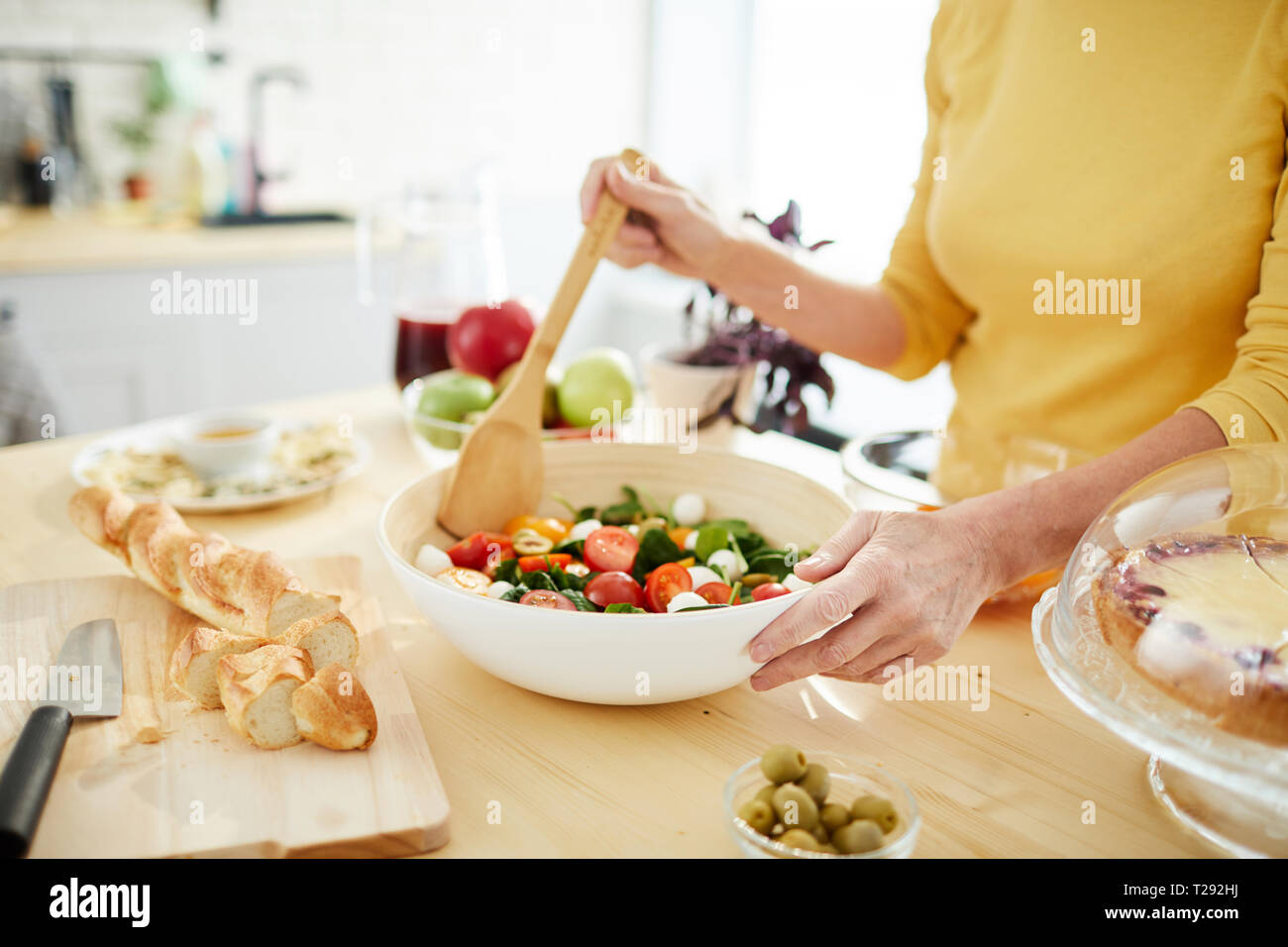 Lady making dinner hi-res stock photography and images - Alamy