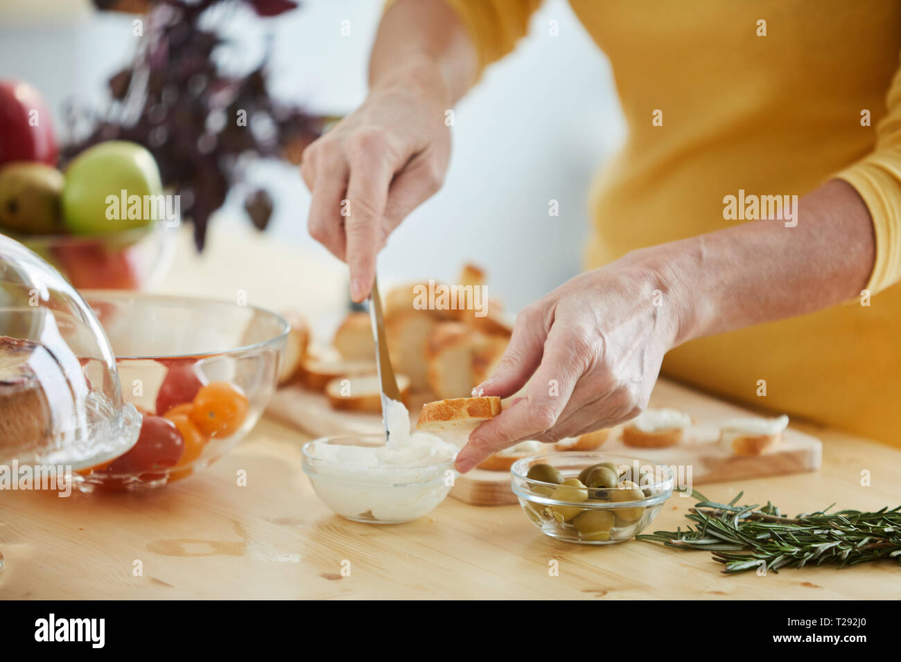 Lady with knife hi-res stock photography and images - Alamy