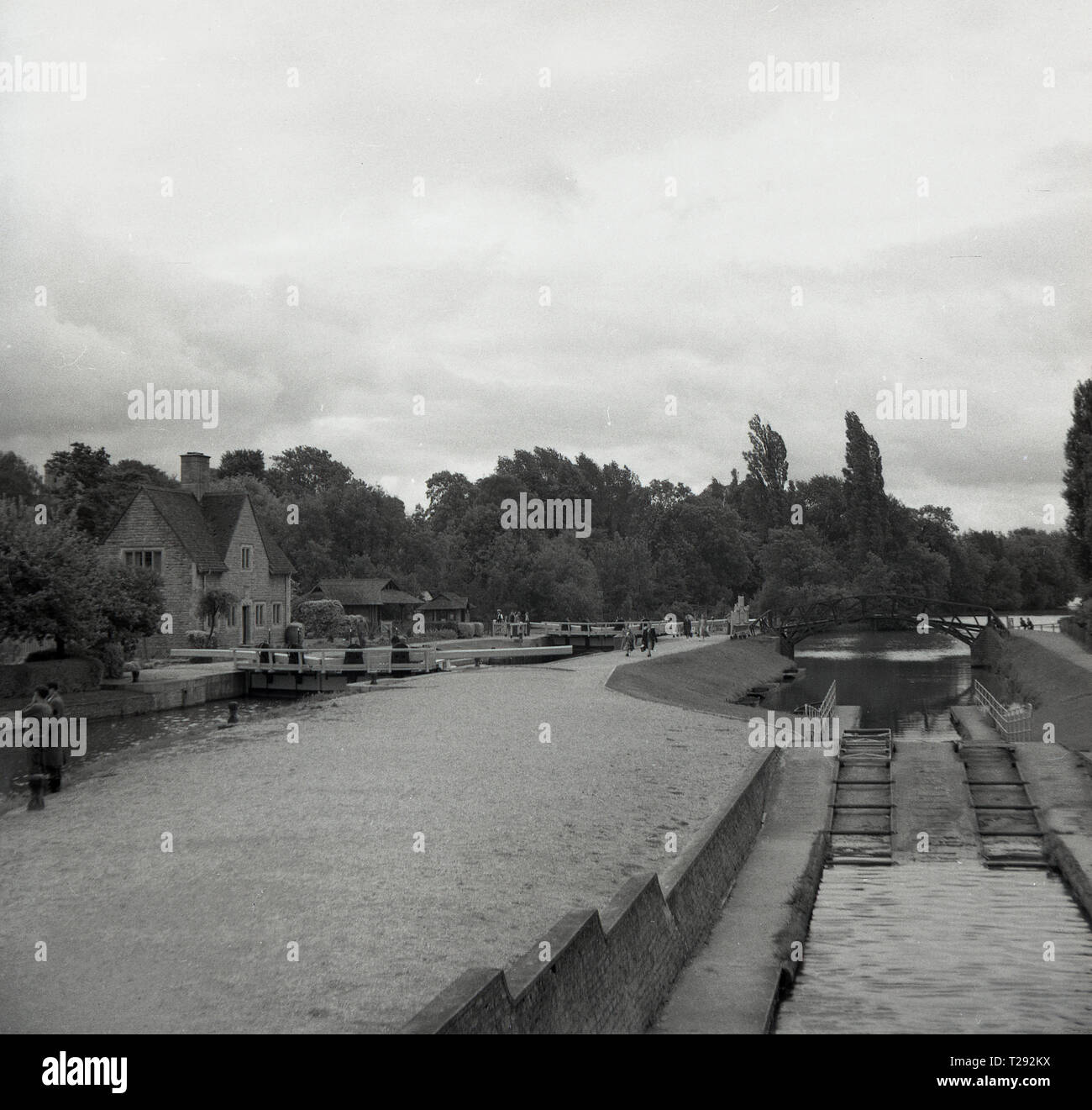 1950s, historical view from this era of Iffley lock, Oxford, England UK ...