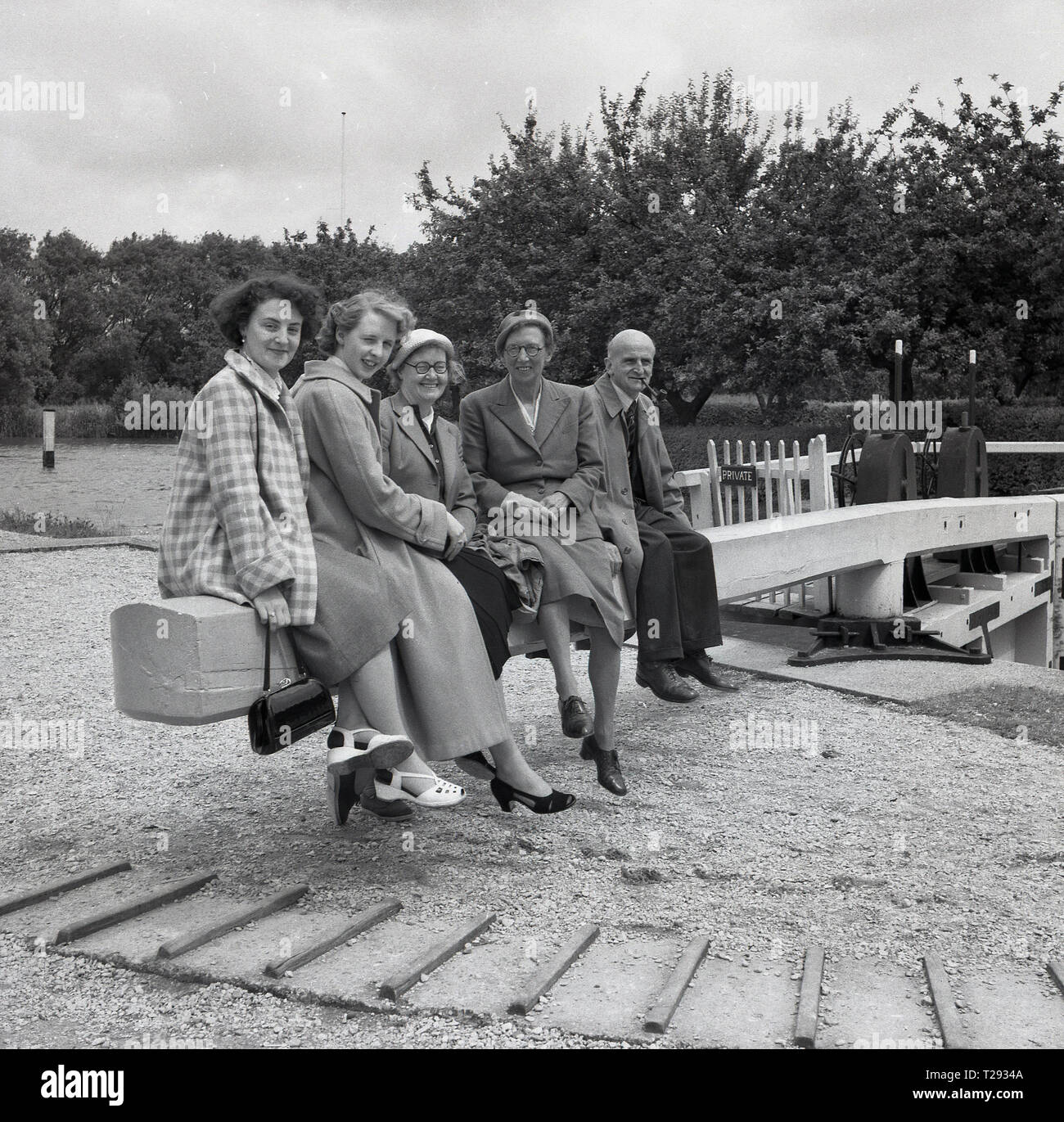 1950s, historical, a small group of ladies and one gentleman - smoking ...