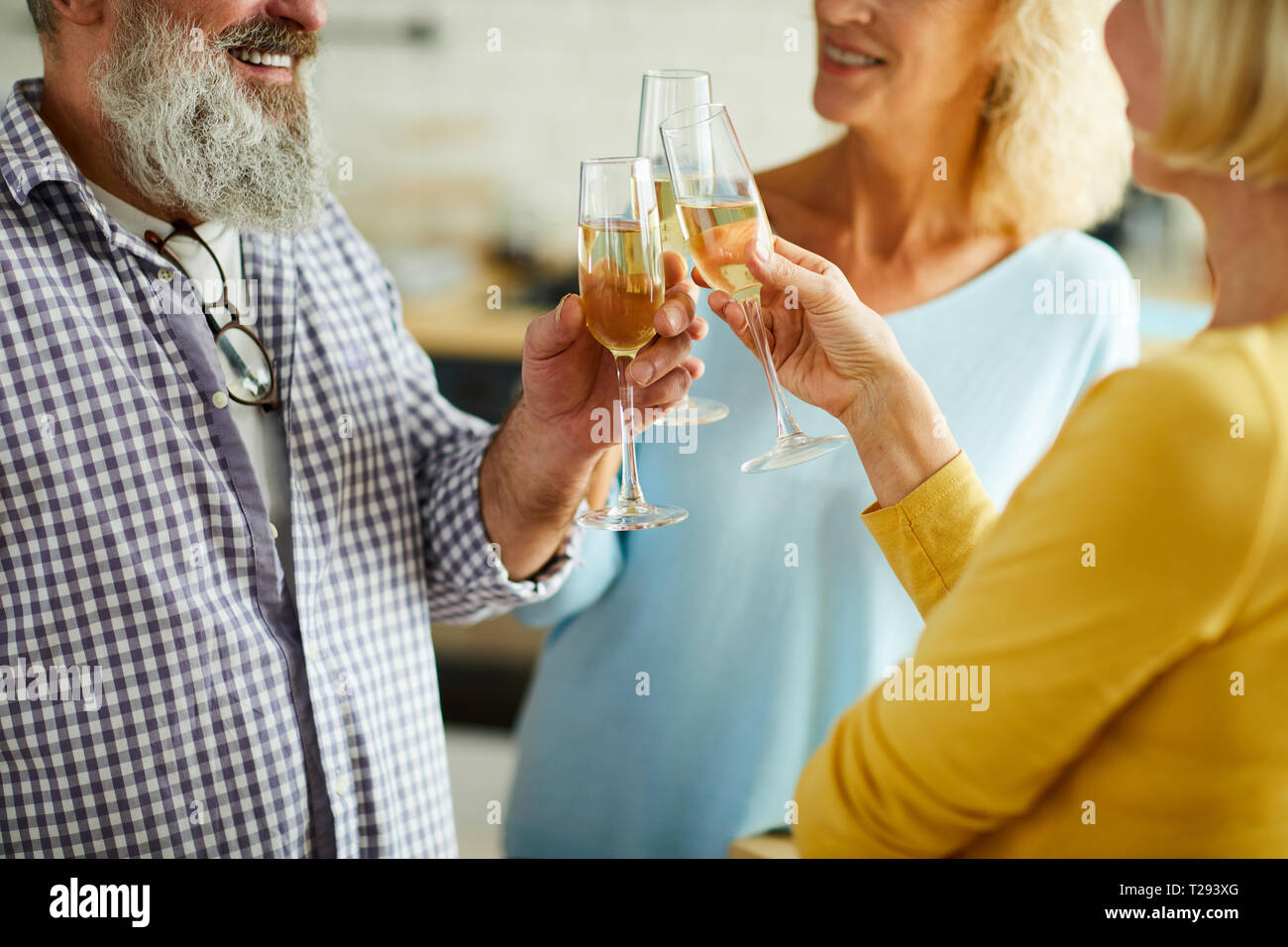 Friends clinking flutes hi-res stock photography and images - Alamy