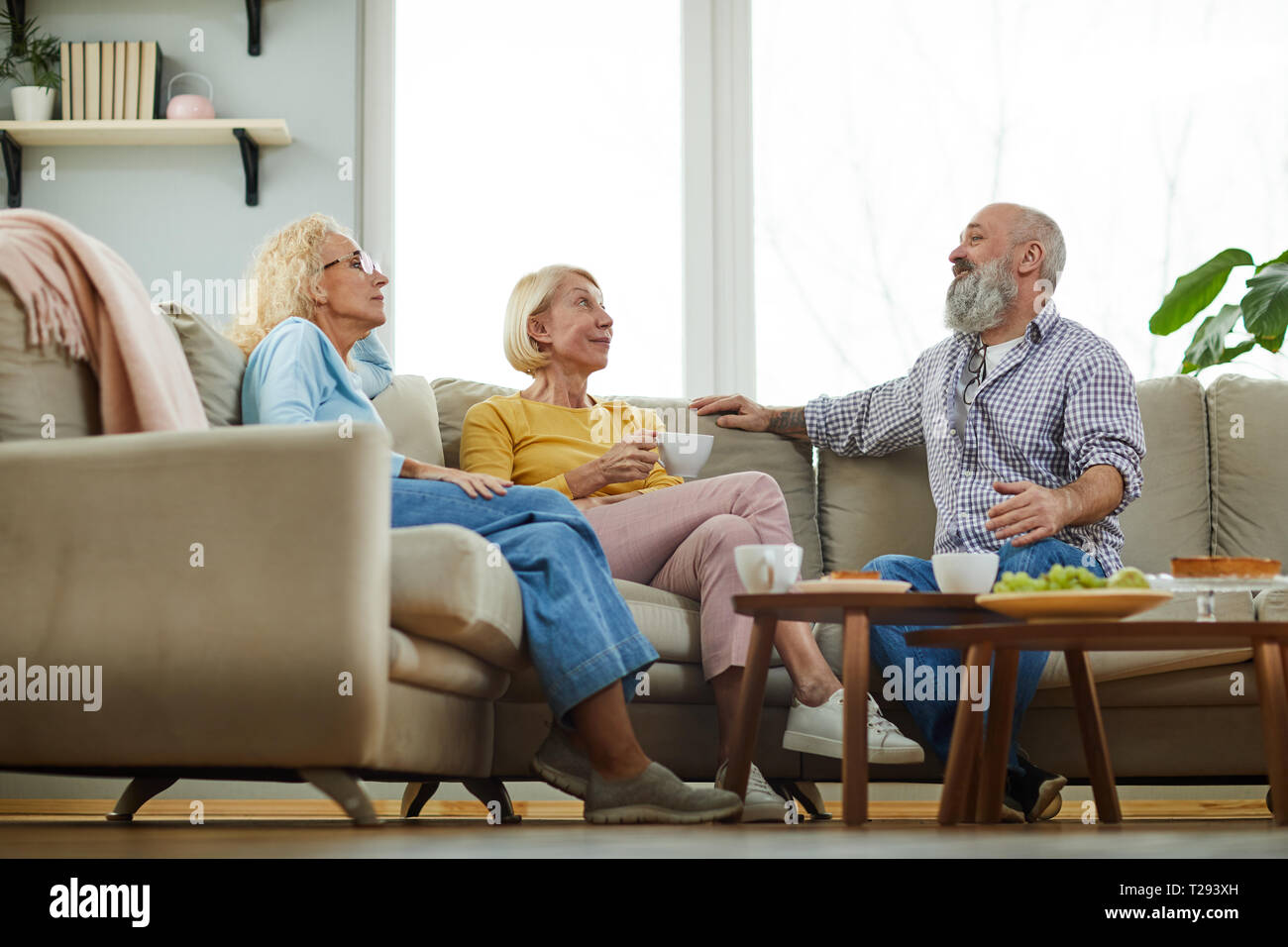 Sharing news hi-res stock photography and images - Alamy